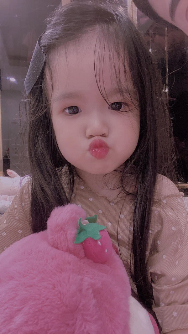 Chị gái Ngọc Trinh U40 sinh con thứ 2 với chồng kém tuổi, em bé giờ điệu không kém mẹ