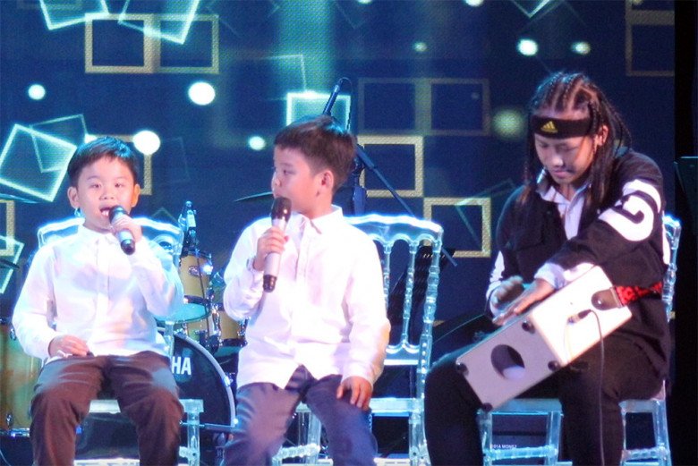 Thanh Bùi bật khóc nức nở khi ngắm nhìn 2 con trai song sinh từng bị ...
