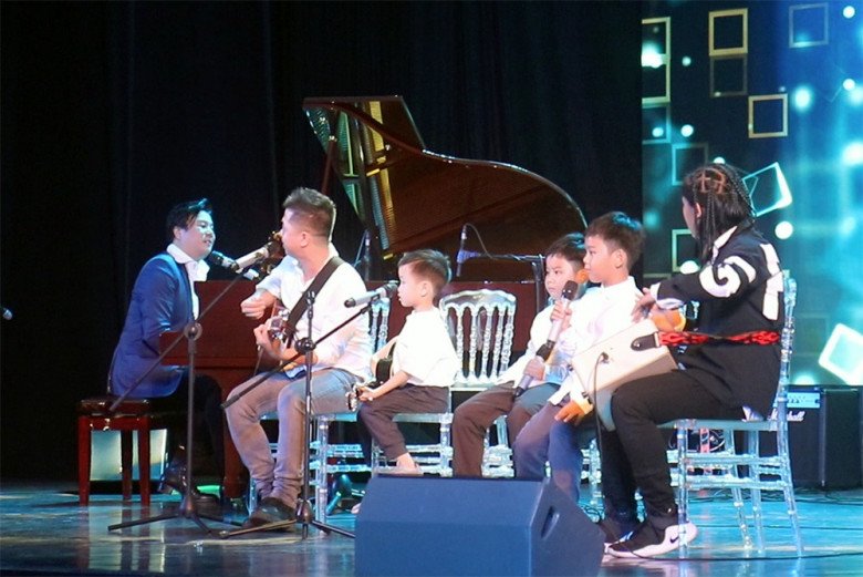 Thanh Bùi bật khóc nức nở khi ngắm nhìn 2 con trai song sinh từng bị ...