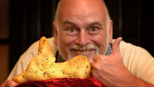 Đi chăn bò, người đàn ông vô tình nhặt được cục vàng nặng gần 8 kg