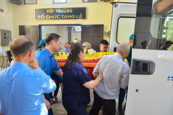 Tin tức 24h: Đẫm nước mắt đám tang 3 chị em tử vong trong vụ cháy nhà ở ...