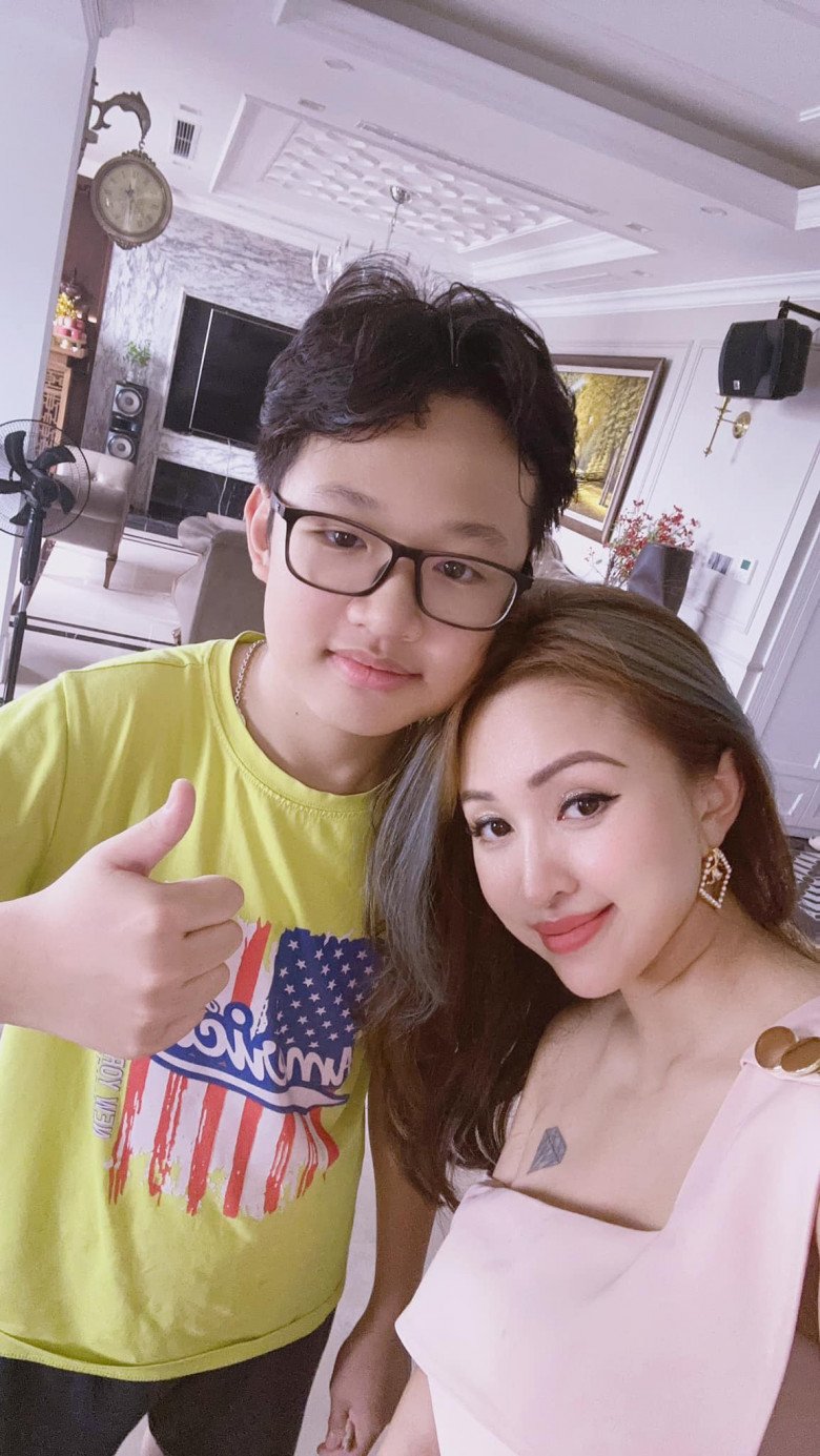 MC Vân Hugo cãi nhau rất lớn, nước mắt lã chã ra sân bay, không nỡ để con riêng lại cho chồng mới