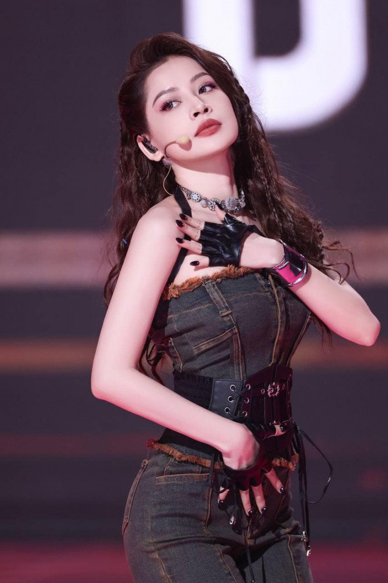 Bị đàn chị tuyên bố không coi là ca sĩ, Chi Pu được rải hình khắp đất ...