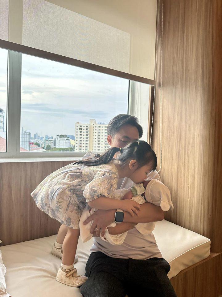 Đàm Thu Trang công khai ảnh cận mặt của con trai 3 tháng tuổi với Cường Đô La, góc nghiêng làm ...