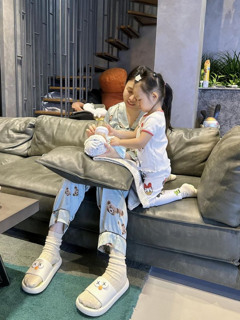 Con trai Cường Đô La khóc vì đói, Suchin hì hụi hút sữa cho em, nhìn bộ ...