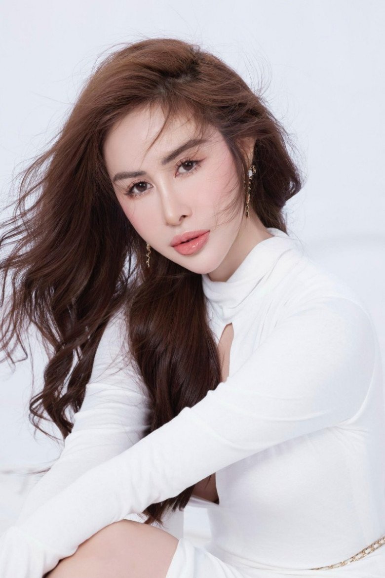 Phan Ngọc Hân hạnh phúc vì xây được nhà tặng ba mẹ