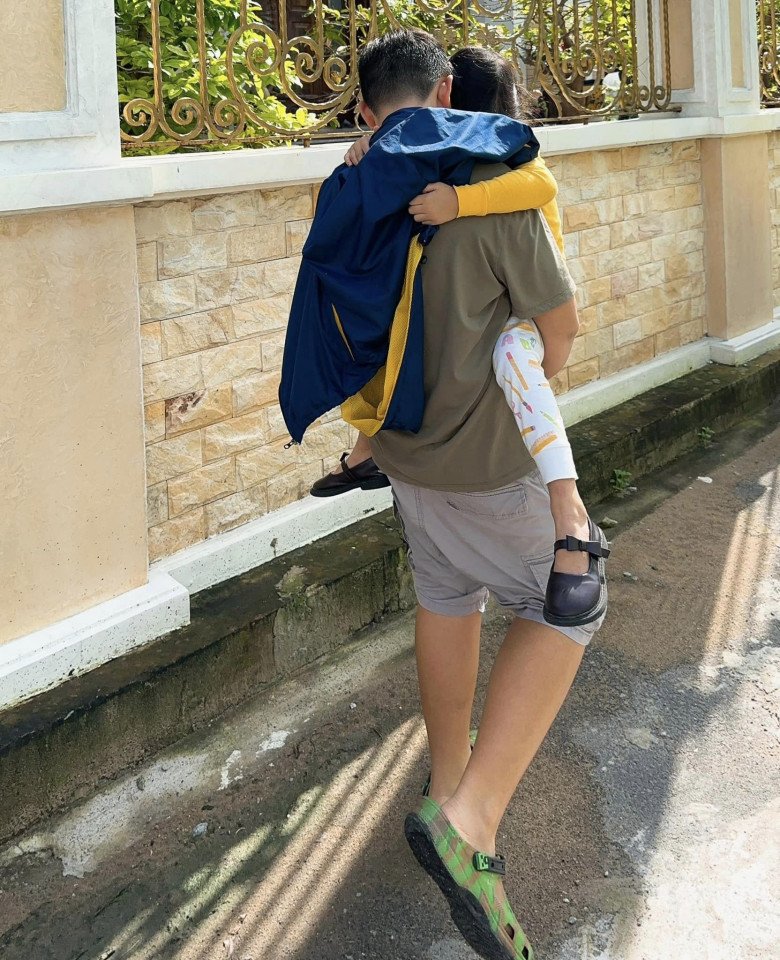 Diễn Viên Lê Phương Chụp ảnh Gia đình 3 Người Với Chồng Trẻ Và Con Gái Con Trai Riêng Không Có
