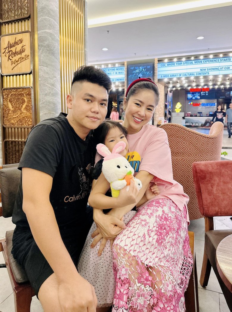 Diễn Viên Lê Phương Chụp ảnh Gia đình 3 Người Với Chồng Trẻ Và Con Gái Con Trai Riêng Không Có
