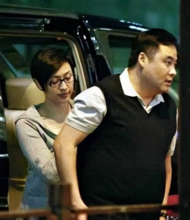 Cô gái mang danh Hoa hậu tóc ngắn đẹp nhất lịch sử, nhưng yêu 4 lần 2 lần bị đồng nghiệp cướp bồ