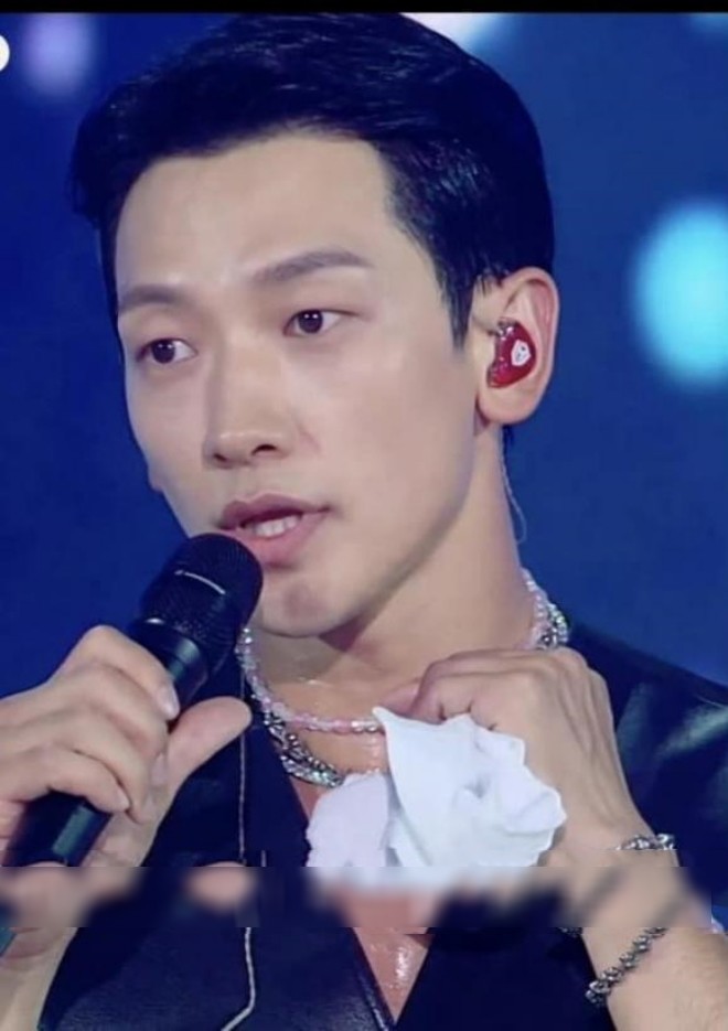 Bi Rain từ chối mặc đồ đôi với Kim Tae Hee nhưng lại khoe con gái cưng ...