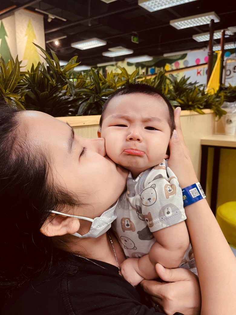 Vợ Khánh Đơn kể chuyện 38 tuần phải cấp cứu vì không thấy tim thai, đang ở cữ nhan sắc vẫn rạng rỡ