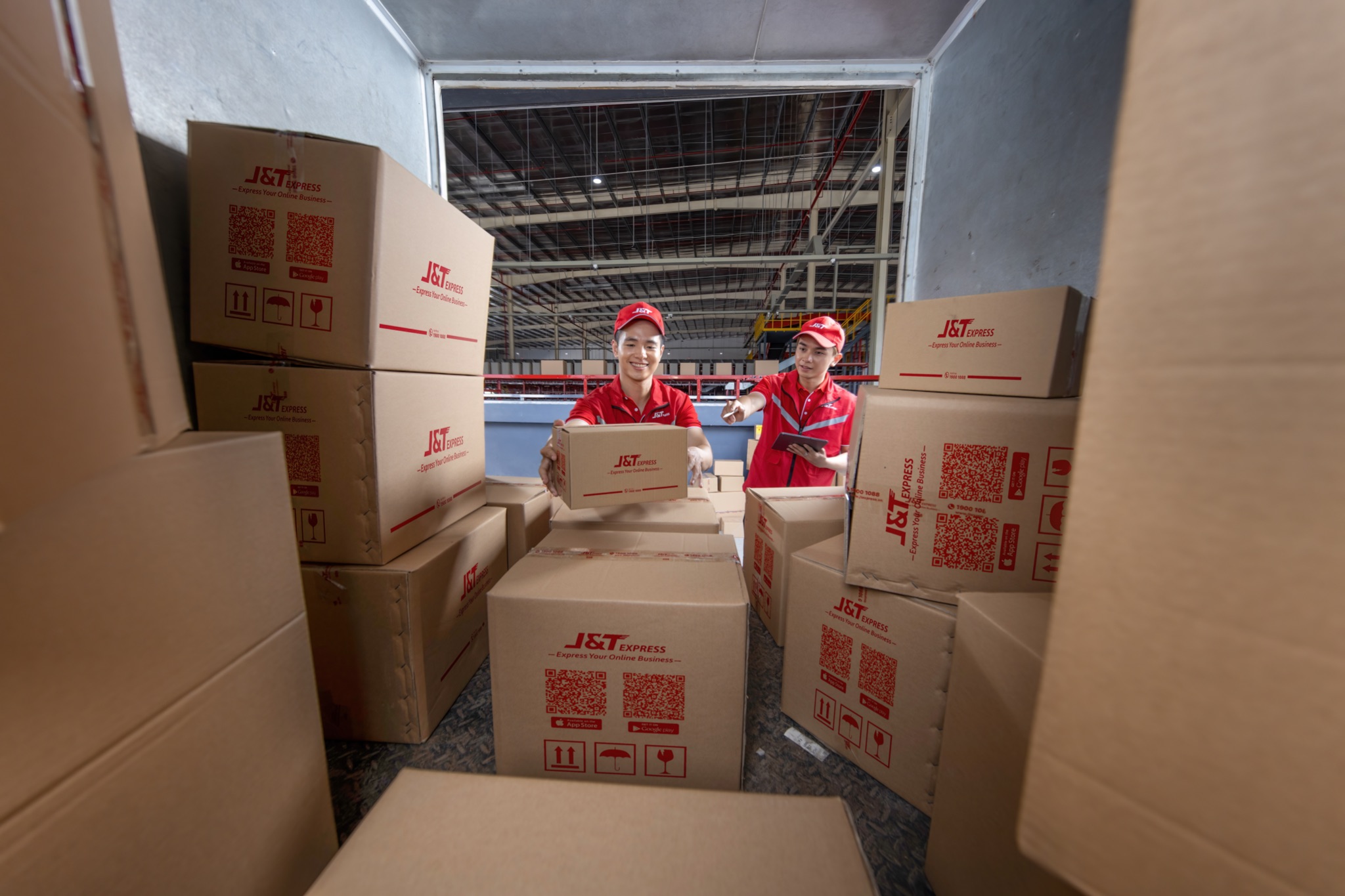 Nhìn lại 5 năm hành trình đi khắp Việt Nam của shipper J&T Express