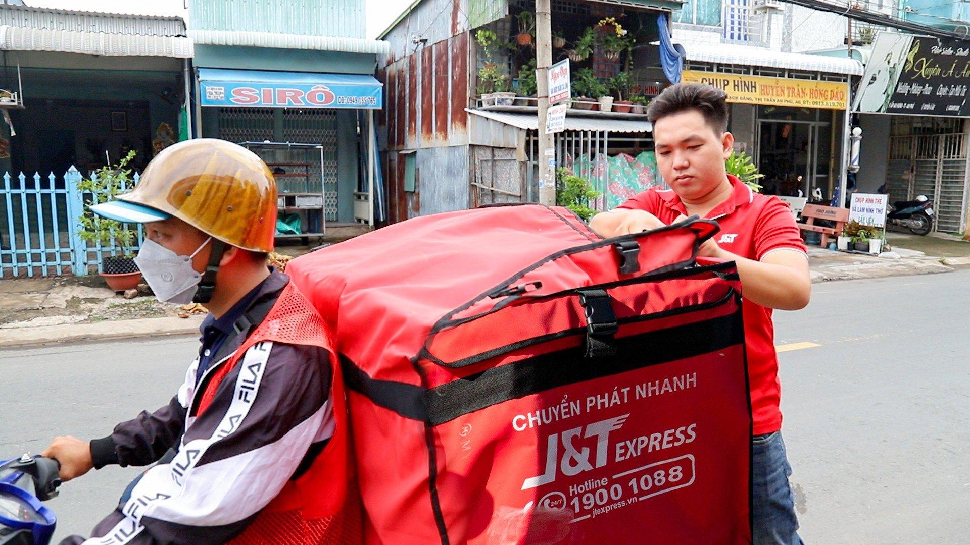 Nhìn lại 5 năm hành trình đi khắp Việt Nam của shipper J&T Express