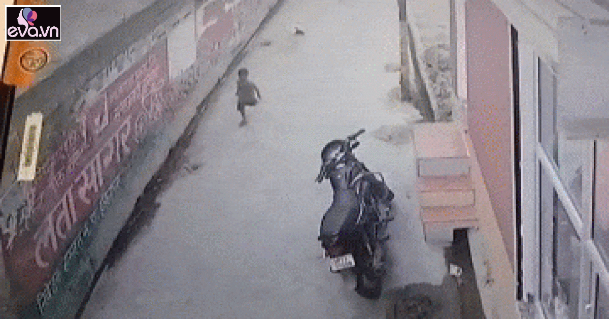 Clip: Bị đàn chó hoang truy đuổi, bé trai tăng tốc bỏ chạy và cái kết