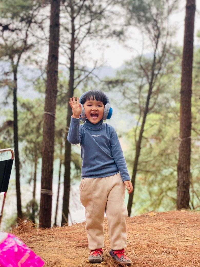 Danh tính em bé ngồi chễm chệ trên ghế nóng Rap Việt, hút gần 300.000 ...