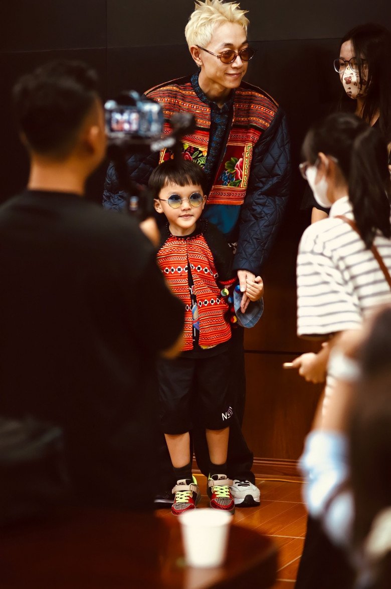 Danh tính em bé ngồi chễm chệ trên ghế nóng Rap Việt, hút gần 300.000 ...