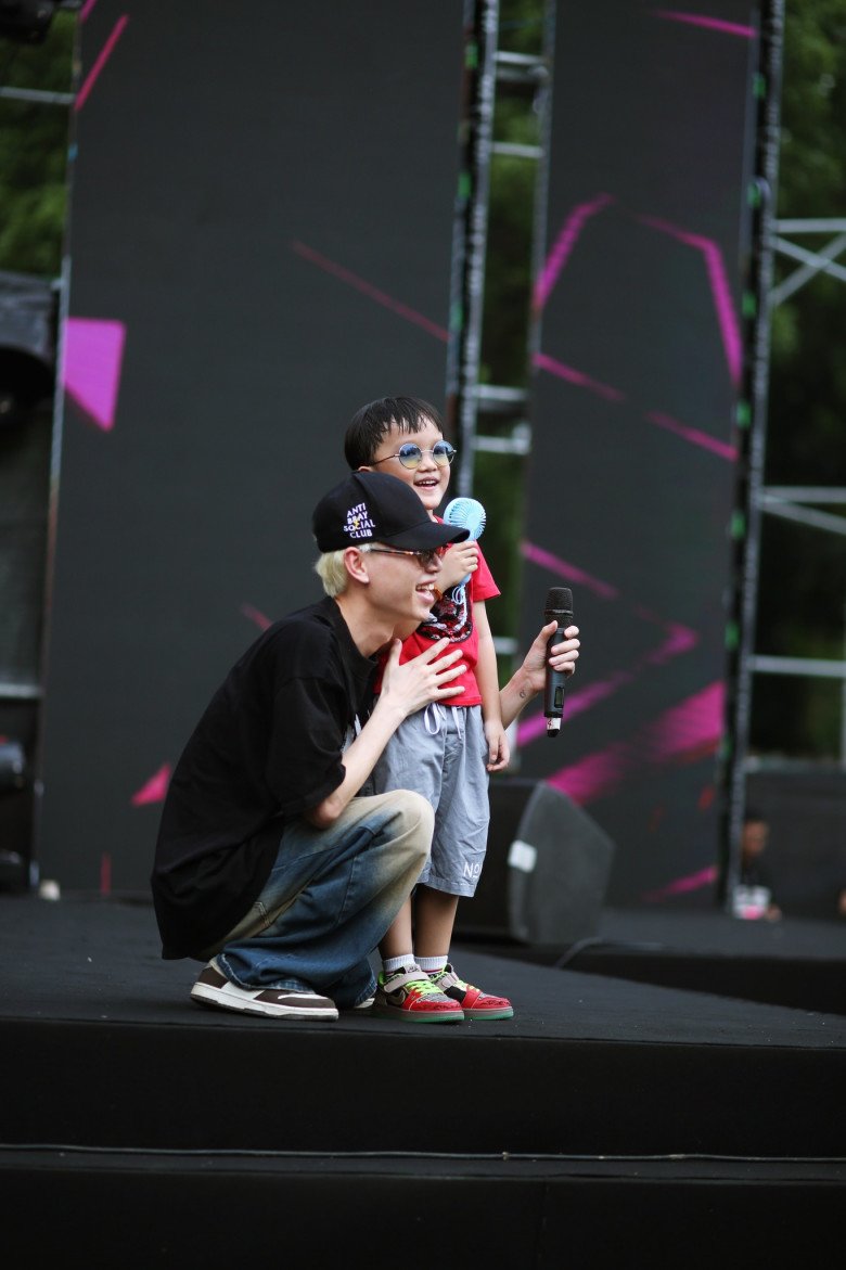 Danh tính em bé ngồi chễm chệ trên ghế nóng Rap Việt, hút gần 300.000 ...