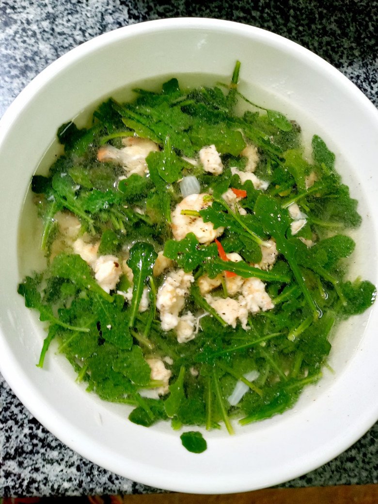 Loại rau dại xưa toàn nhổ vứt đi, nay thành đặc sản lạ ở thành phố có ...