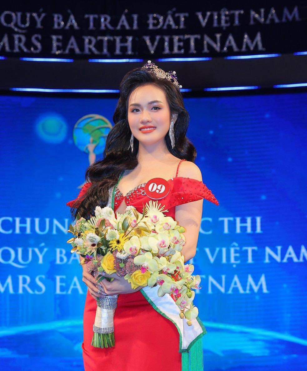 Cựu sinh viên Đại học Kinh tế quốc dân đăng quang Mrs Earth Vietnam 2024