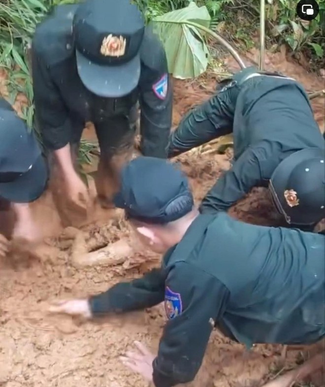 Cảnh sát cứu hộ vụ sạt lở ở Hà Giang: Trái tim dừng một nhịp trước thi ...