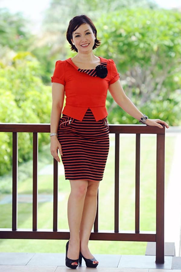 Hoa hậu Việt Nam đầu tiên tuổi 53 hạnh phúc bên chồng tiến sĩ và các con