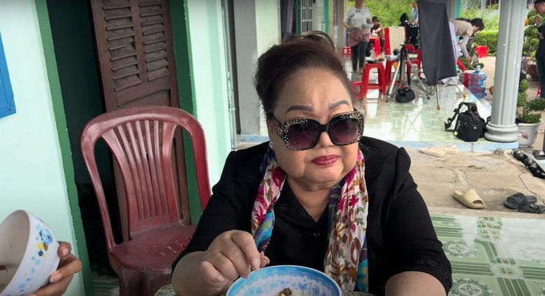Người mẹ quyền lực không đẻ ra Trấn Thành: 80 tuổi đeo kính râm sành ...