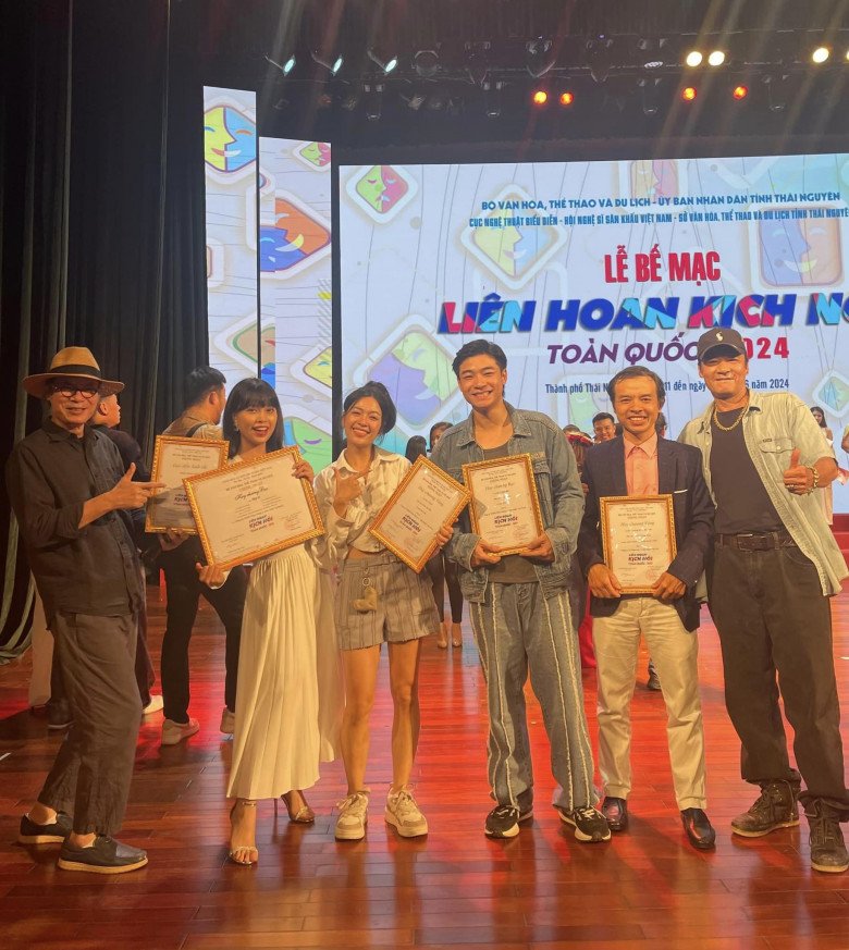 4 con đẹp như tranh của Cảnh Sát Hình Sự Võ Hoài Nam: Quý tử giống bố, 2 ái nữ có ngoại hình ...