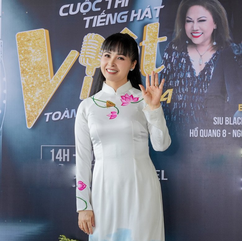 Siu Black sống tích cực sau biến cố nợ nần, ở nhà mặc đồ bộ cho heo ăn