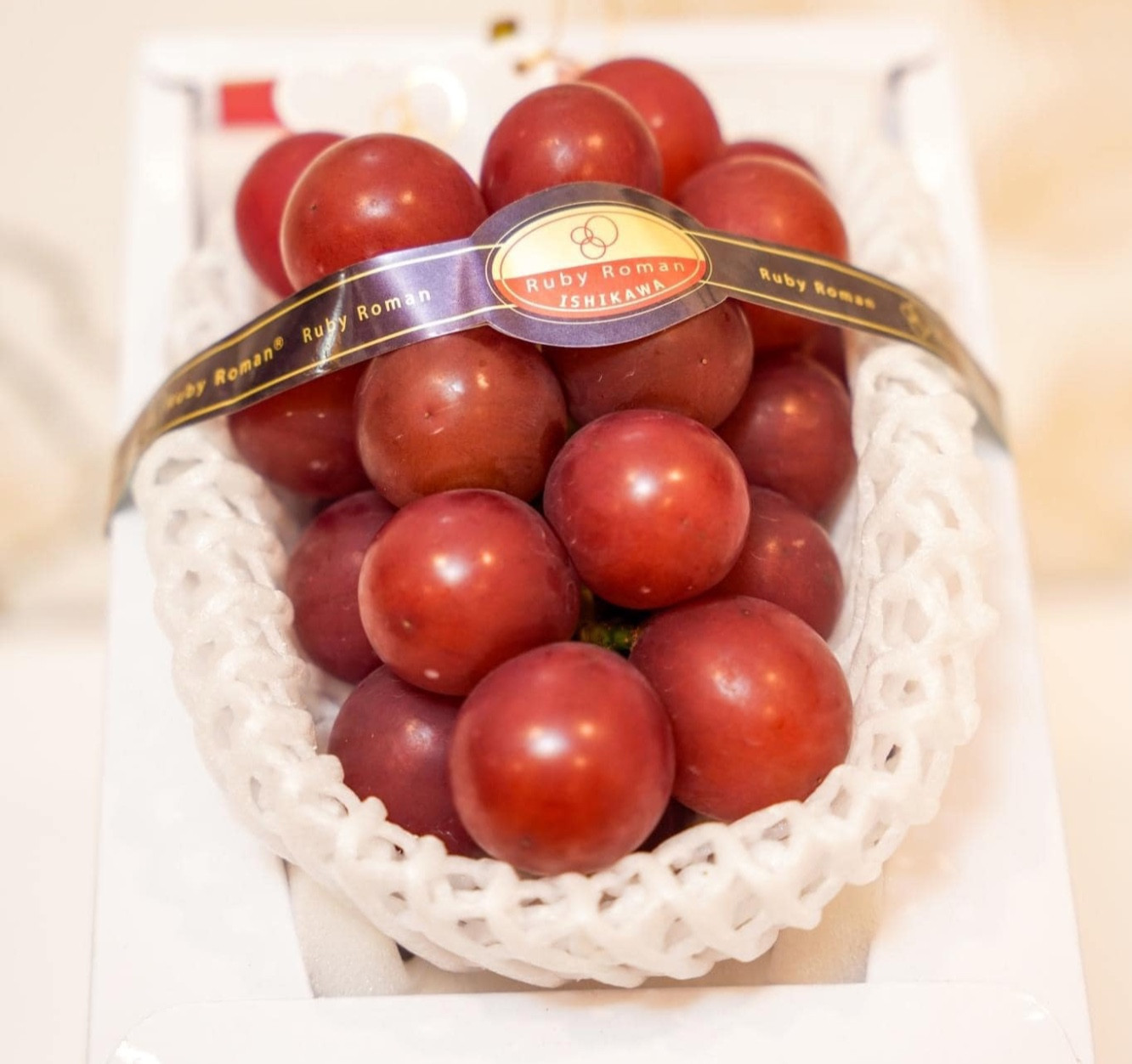 Nhiều người xếp hàng mua nho Nhật đắt nhất thế giới giá 12 triệu đồng/kg