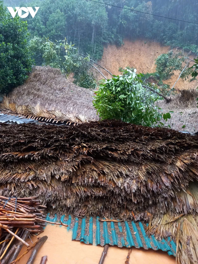 Miền Bắc sạt lở đất, lũ lụt khắp nơi, nhiều tỉnh thành trong vùng cảnh ...