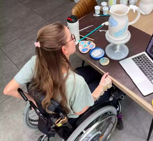 Bị liệt ở tuổi 13, cô gái học cách vẽ tranh bằng miệng, cùng em gái làm ...