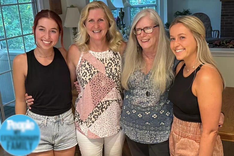 Con gái tìm thấy mẹ sau hơn 50 năm được nhận nuôi: "Mẹ đã hy sinh để ...