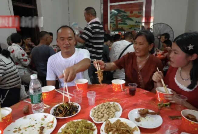 Từ nhỏ đã biết mình là con nuôi, người đàn ông tìm được gia đình sau 35 ...