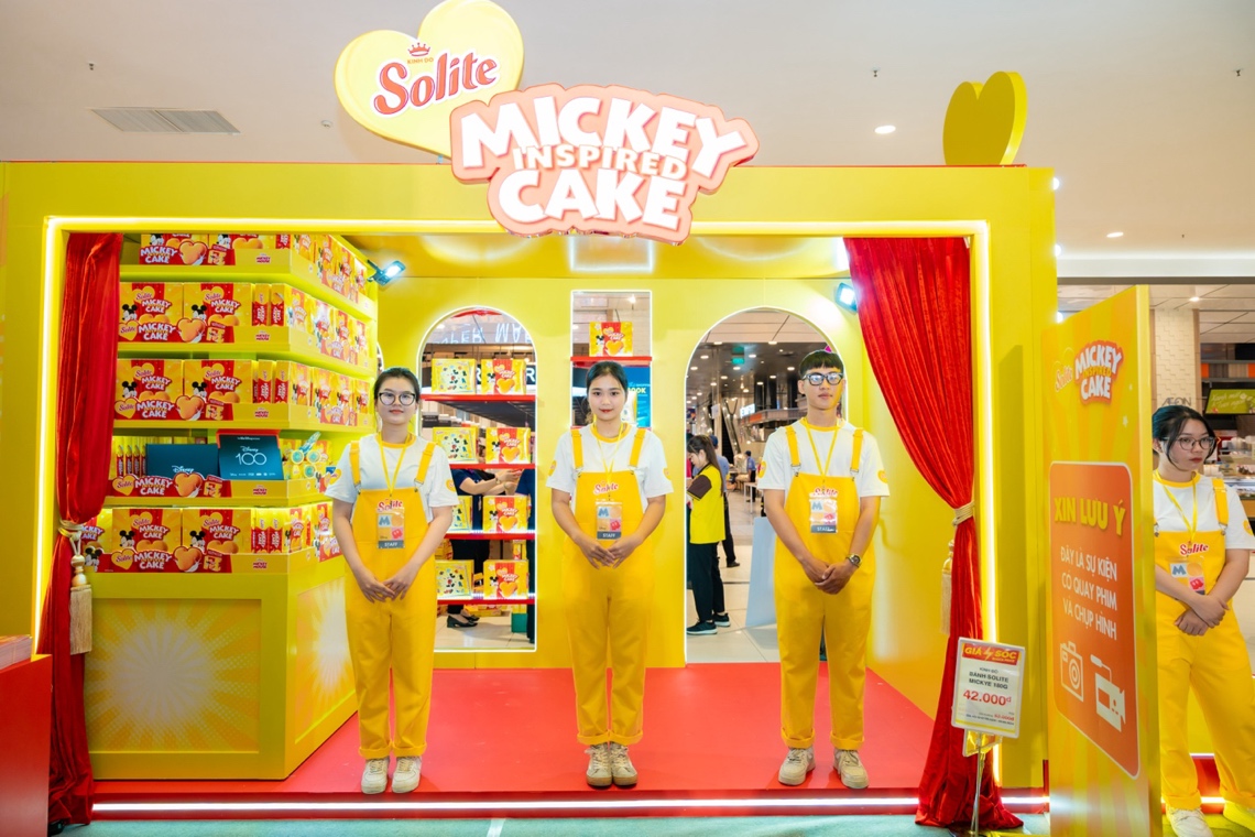 Các bé phấn khích với bánh bông lan Solite Mickey độc đáo