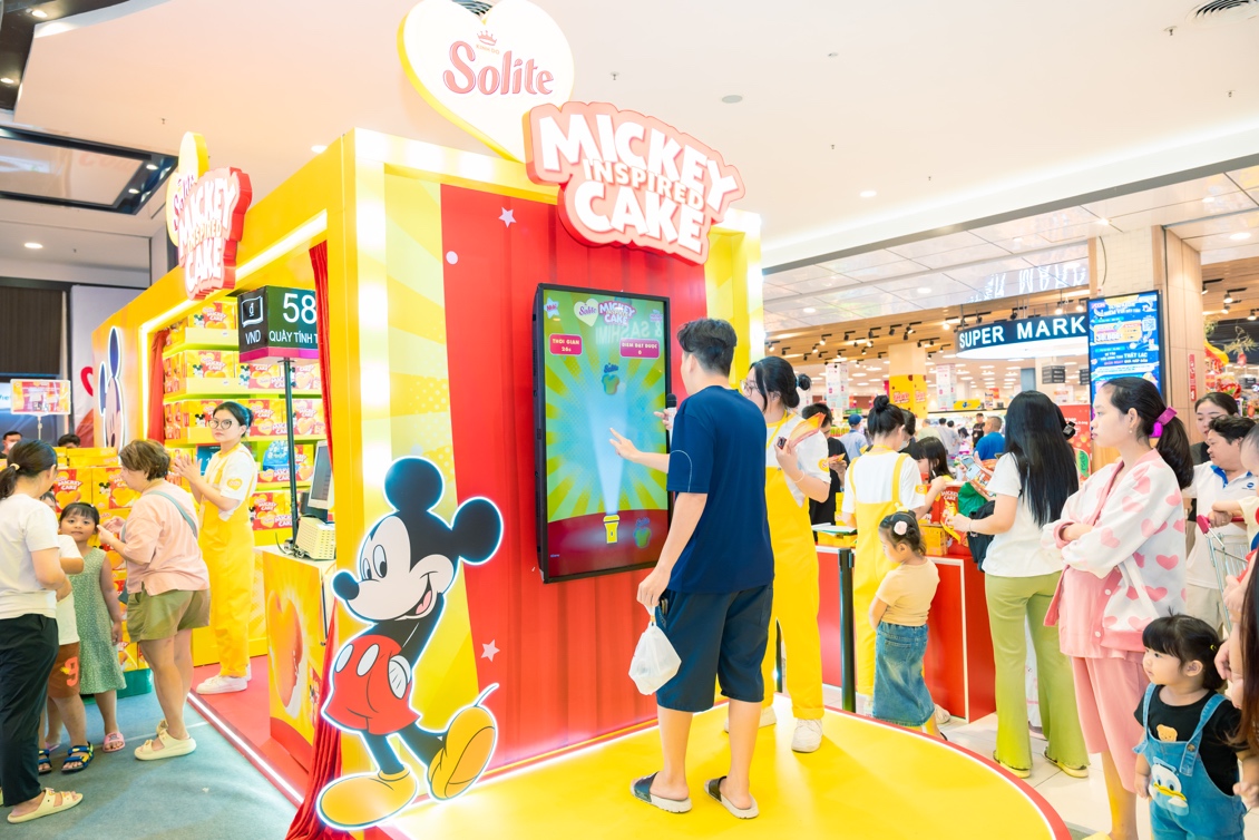 Các bé phấn khích với bánh bông lan Solite Mickey độc đáo