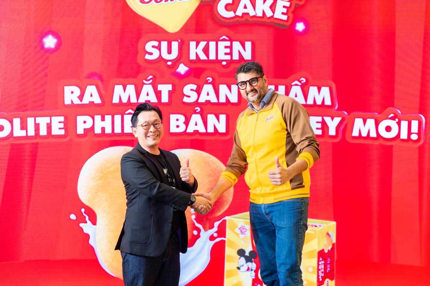 Các bé phấn khích với bánh bông lan Solite Mickey độc đáo