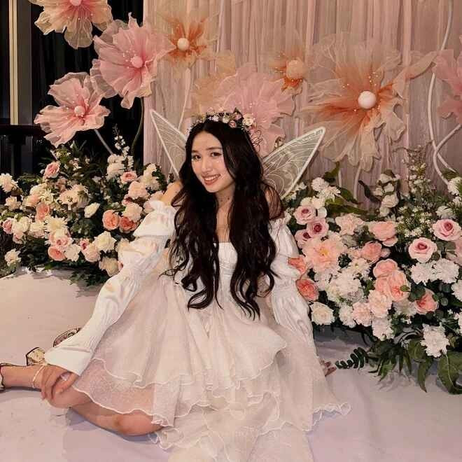 Rich kid du học Jenny Huỳnh gợi cảm ở tuổi 20