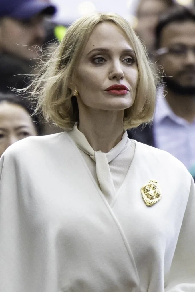 Angelina Jolie đẹp rực rỡ với mái tóc ngắn vàng hoe, con trai cả Maddox ...