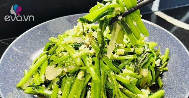 Xào rau muống đừng cho ngay vào chảo, thêm 2 bước này rau xanh mướt ...