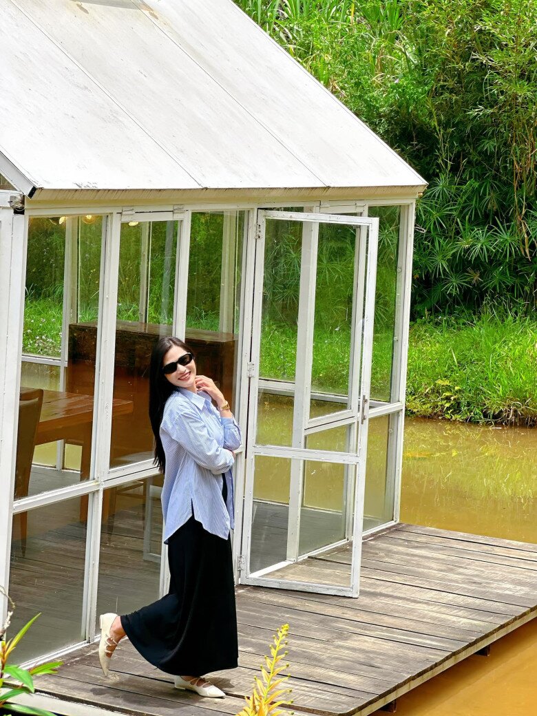 Nữ BTV Thời sự 19h gây sốt với chiếc áo dài đỏ: Kín tiếng đời tư, ảnh ngoài đời cũng cực khí chất