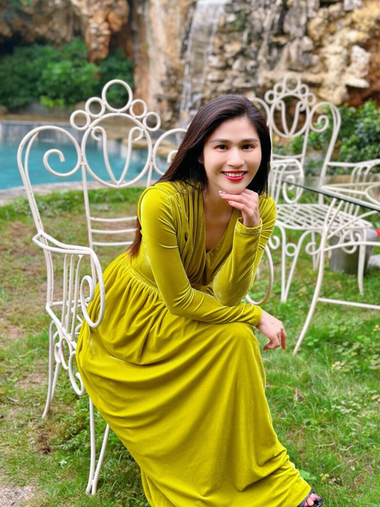 Nữ BTV Thời sự 19h gây sốt với chiếc áo dài đỏ: Kín tiếng đời tư, ảnh ngoài đời cũng cực khí chất