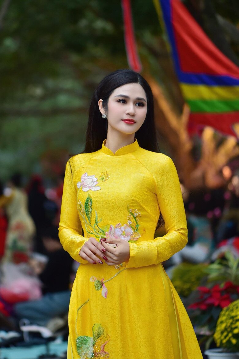 Nữ BTV Thời sự 19h gây sốt với chiếc áo dài đỏ: Kín tiếng đời tư, ảnh ngoài đời cũng cực khí chất