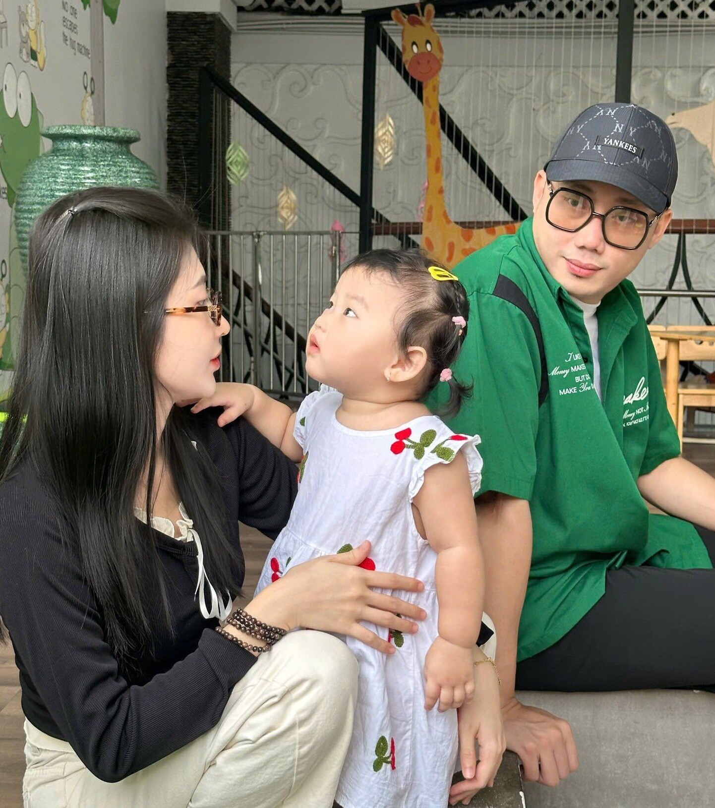 Hot girl Việt lấy đạo diễn "tỷ view” sau sinh giảm 21kg, da dẻ trắng như bông bưởi, đưa con đi ...