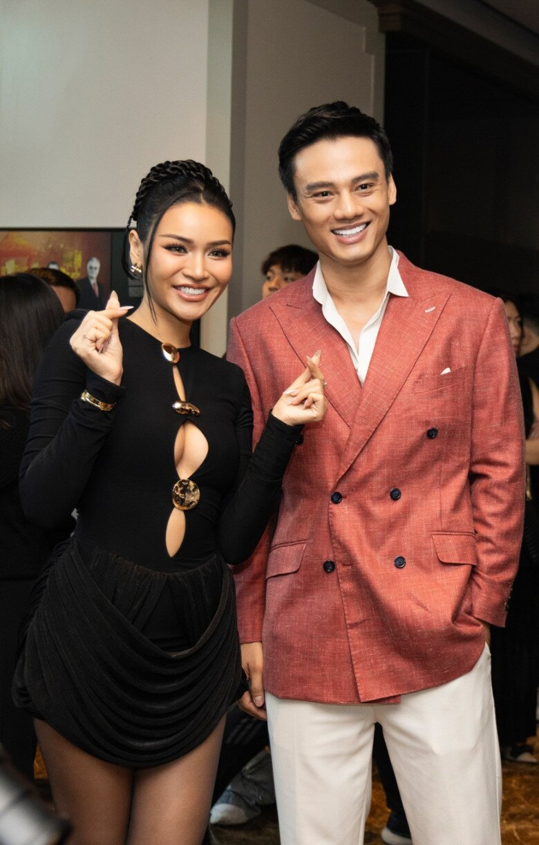 Dahan Phương Oanh hoá "tổng tài” cuốn hút, xuất hiện khác biệt bên dàn mỹ nhân gợi cảm