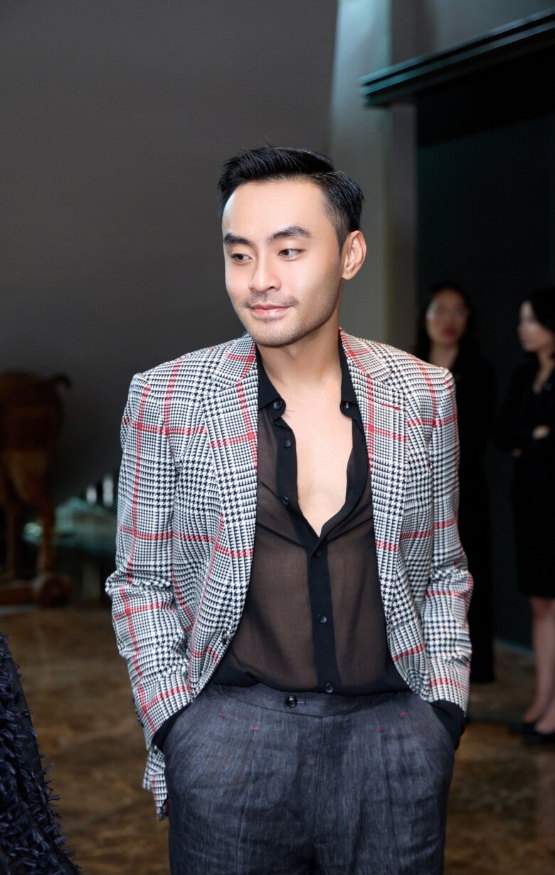 Dahan Phương Oanh hoá "tổng tài” cuốn hút, xuất hiện khác biệt bên dàn mỹ nhân gợi cảm