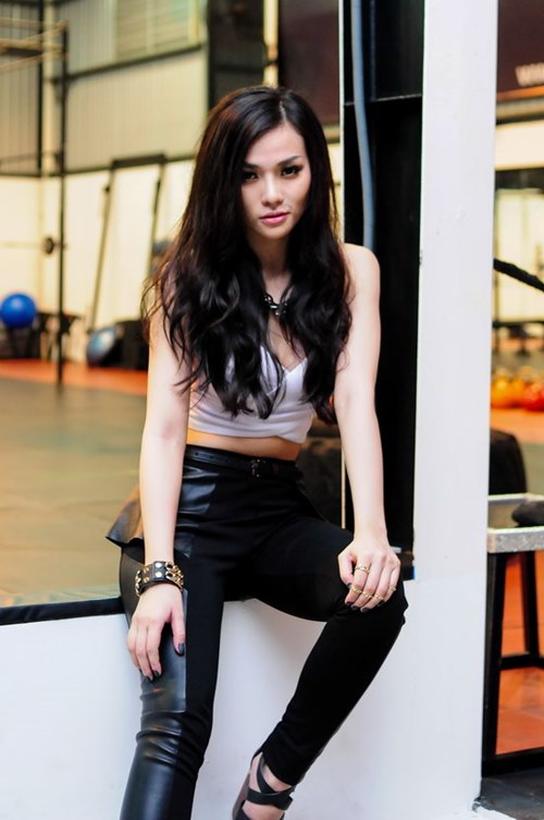 THU THUY | Hình ảnh ca sĩ Thu Thủy SEXY bên xế hộp 6 tỷ