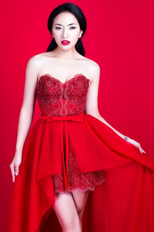 Khánh My Tinna Tình Khoe Vai Trần Quyến Rũ