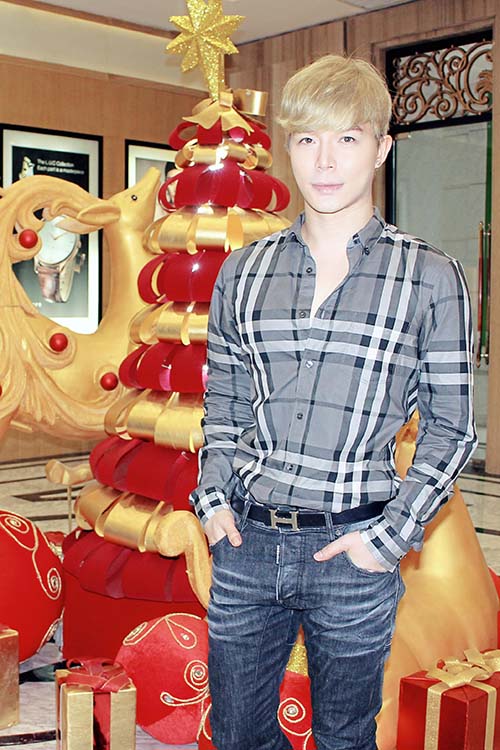 Nathan Lee vui vẻ đón Giáng sinh một mình