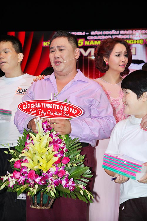 Minh Béo bế bổng Long Nhật trên sân khấu