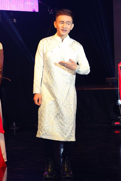 Minh Béo bế bổng Long Nhật trên sân khấu